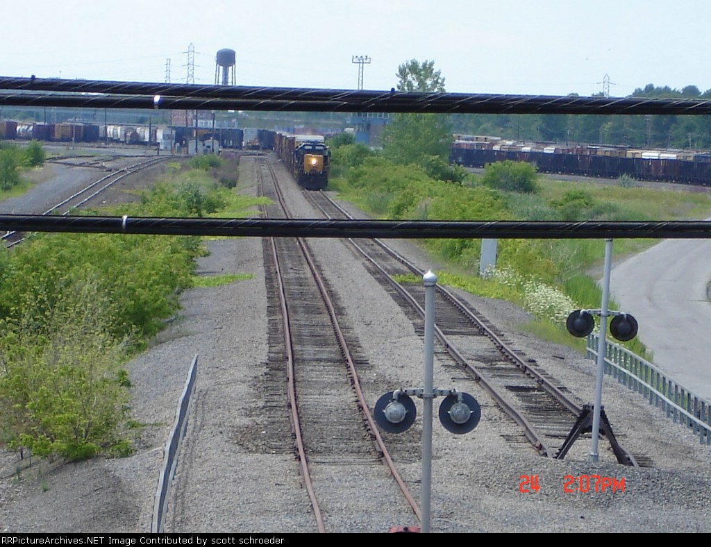 CSX 2552 with the Y131 works some cars